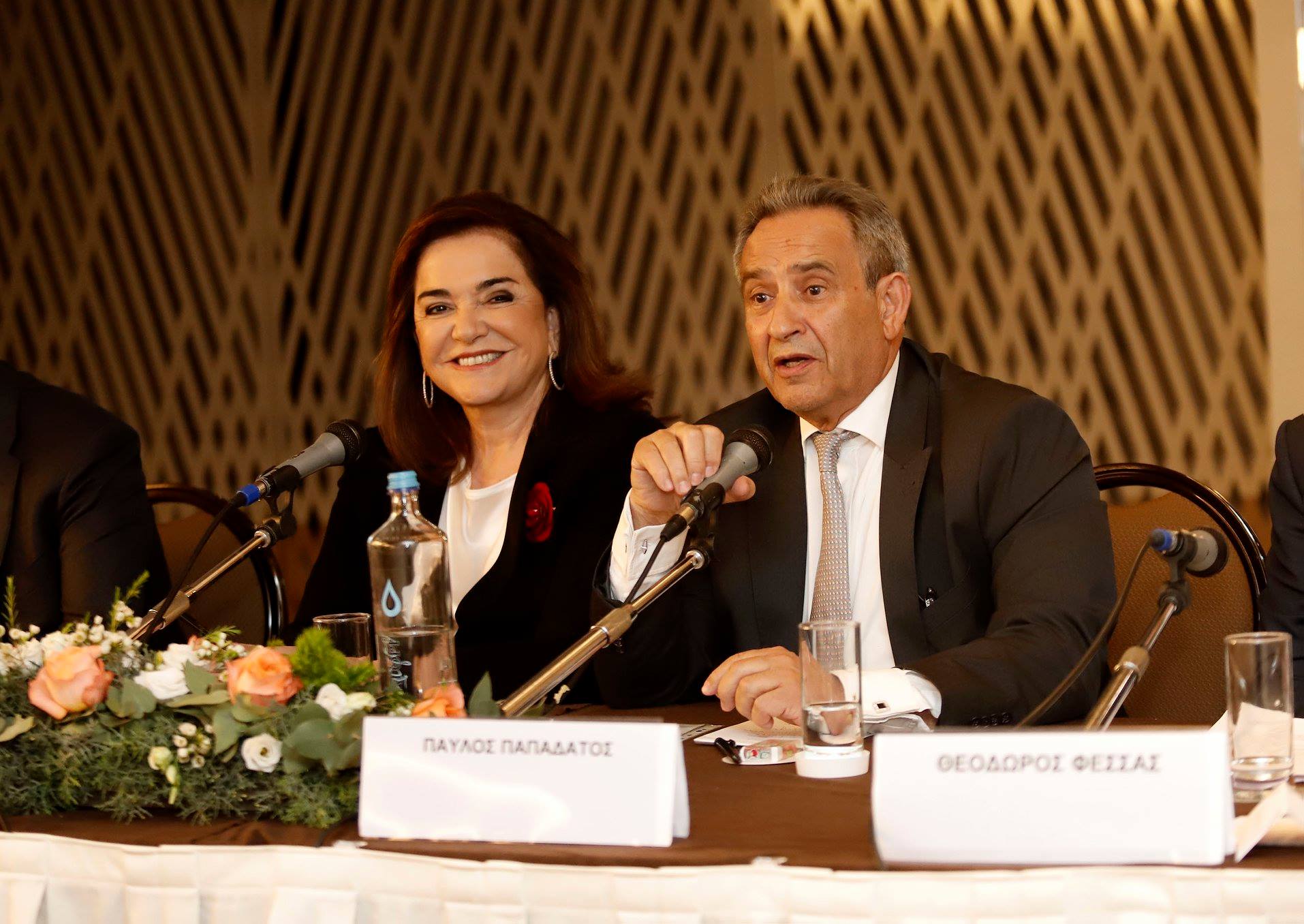 Ακάλυπτος κι από τα δεξιά ο Δήμαρχος Αργοστολίου | Ο Παύλος Παπαδάτος ...