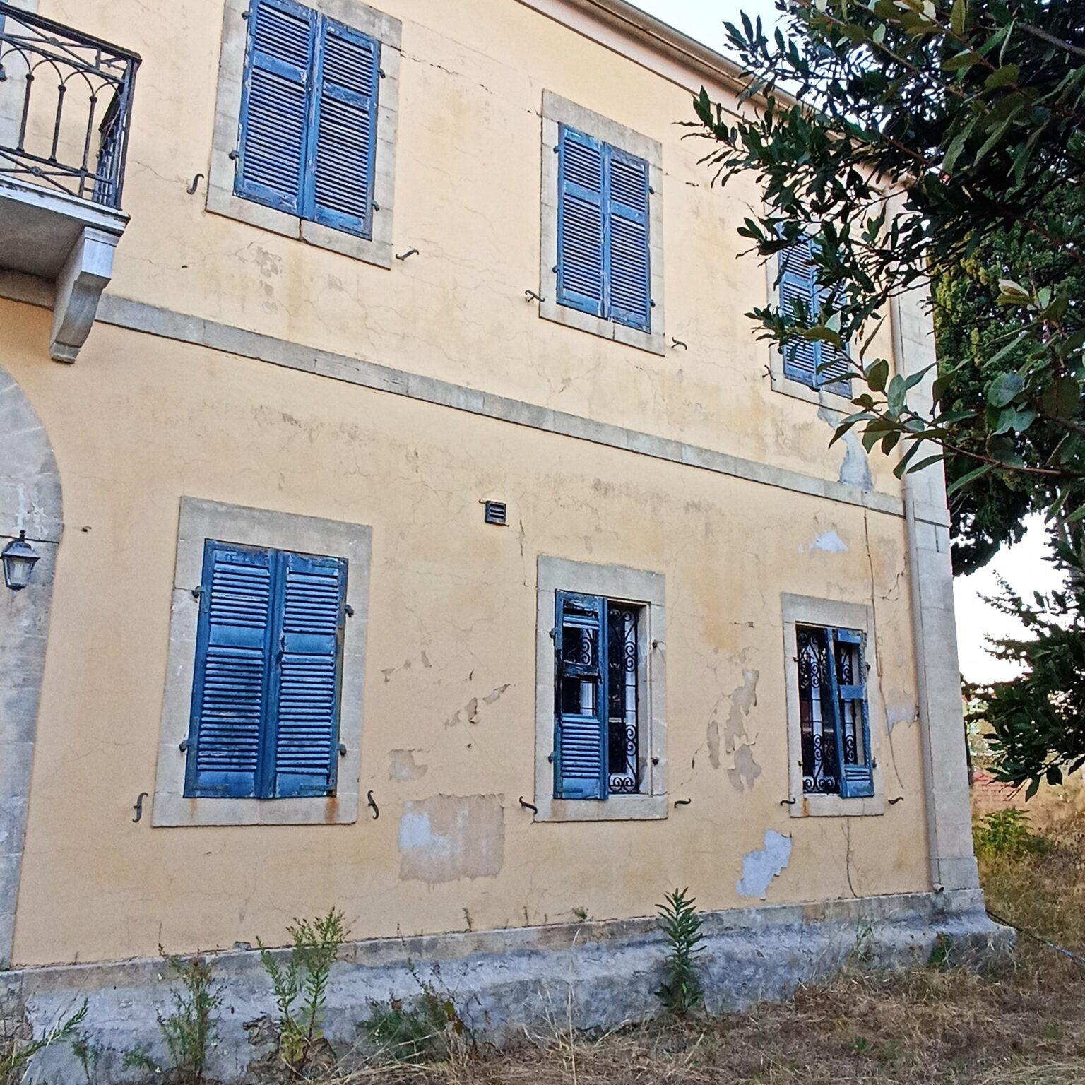 Χτυπητή παραφωνία: Η Ιακωβάτειος μεγαλουργεί ενώ το κτίριό της ...