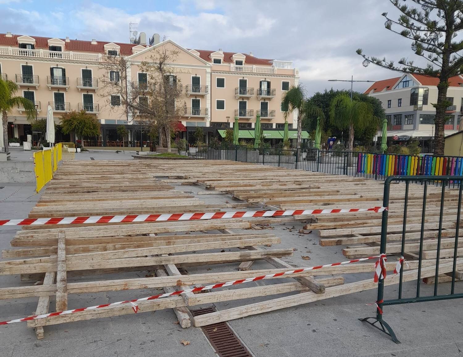 Τι γίνεται με το παγοδρόμιο στην κεντρική πλατεία; Έλιωσε ο "πάγος ...