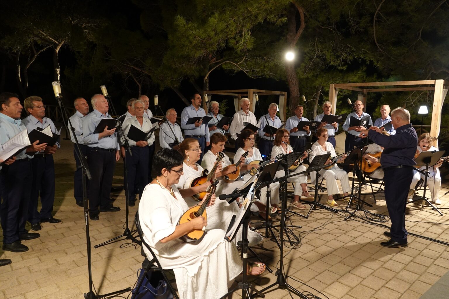 Εκδήλωση της Χορωδίας & Μαντολινάτας Αργοστολίου στο ξενοδοχείο Άσπροι ...