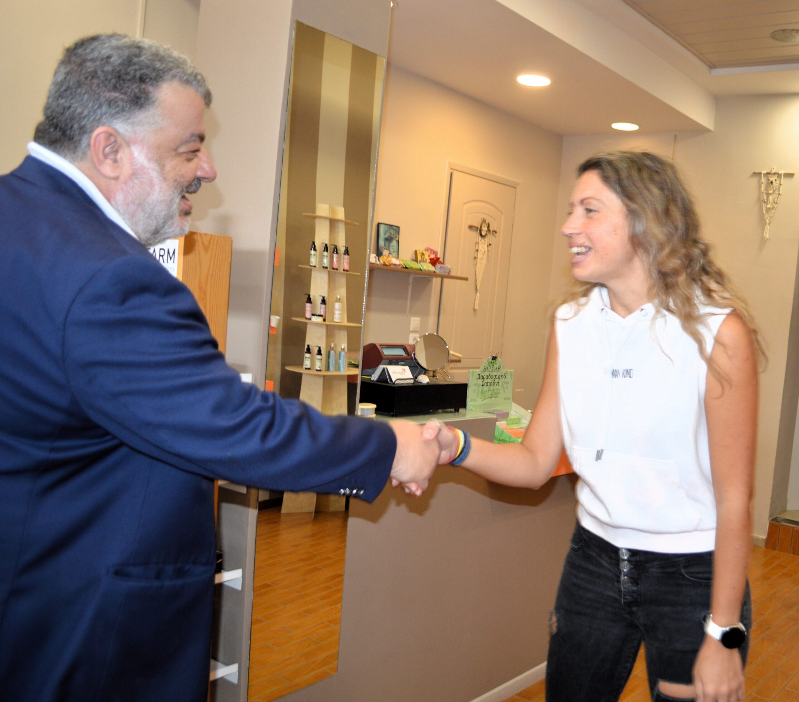 ΘΕΟΦΙΛΟΣ ΜΙΧΑΛΑΤΟΣ: ΟΙ ΕΠΑΦΕΣ ΜΕ ΤΟΥΣ ΕΠΑΓΓΕΛΜΑΤΙΕΣ ΣΤΟ ΛΙΘΟΣΤΡΩΤΟ ...