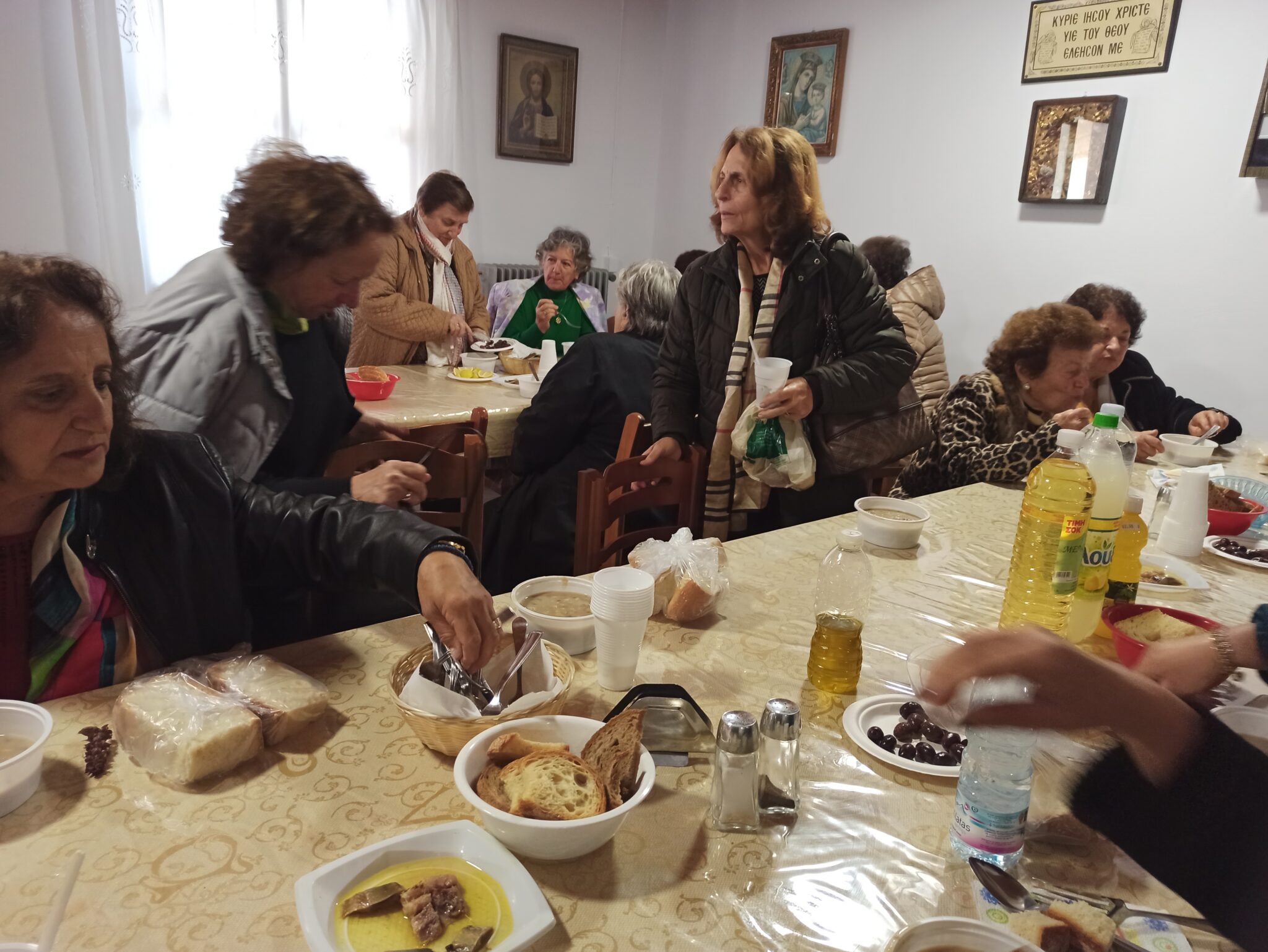 ΟΚΑΠ: Τα μέλη του ΚΑΠΗ Αργοστολίου στα Βαλσαμάτα, στη Θεία Λειτουργία ...