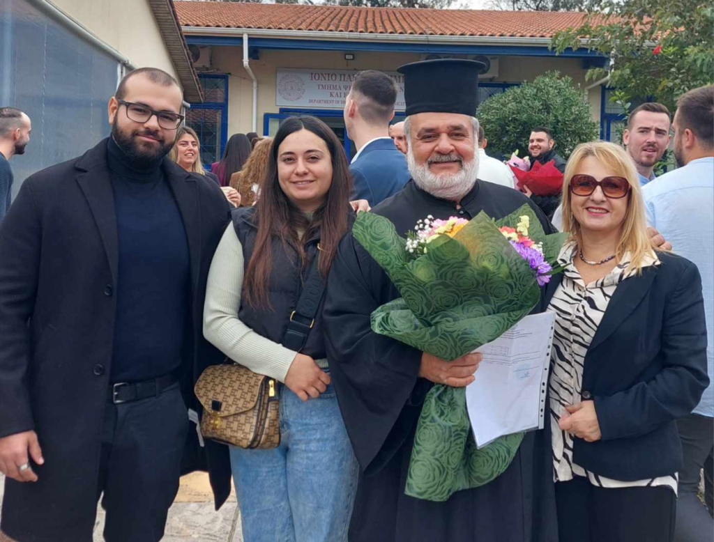 Τελετή αποφοίτησης για τον παπά του site μας, τον παπά Ξενοφώντα ...