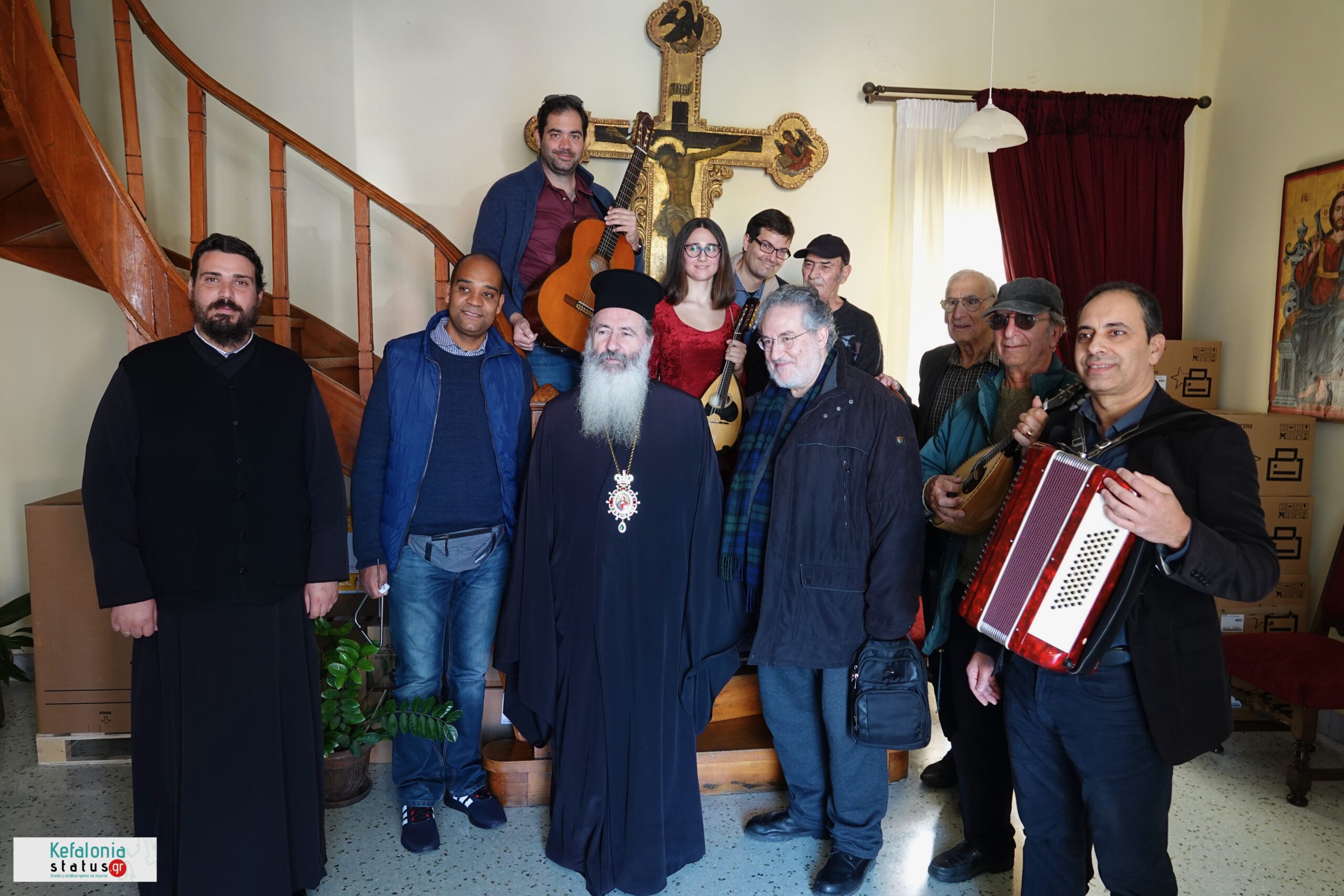 Τα παραδοσιακά κάλαντα των Χριστουγέννων έψαλλαν στον Σεβ. Μητροπολίτη ...