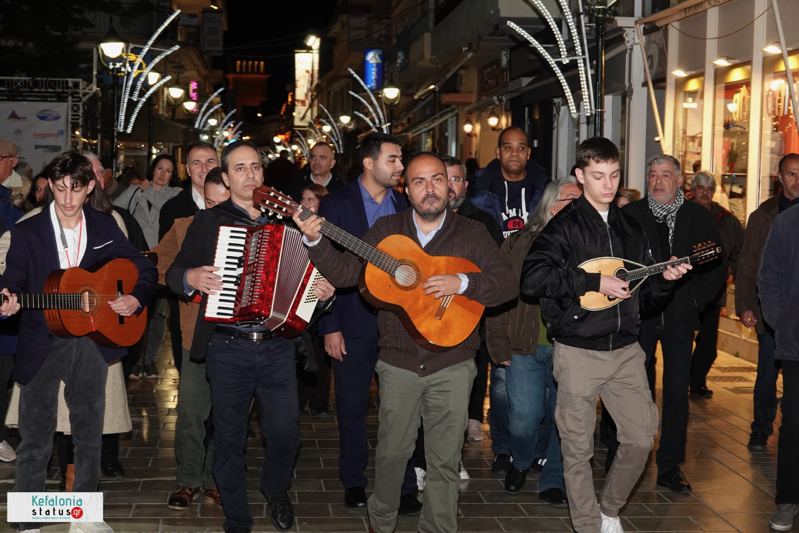 Μαγική και Ονειρεμένη Παραμονή Πρωτοχρονιάς στο Αργοστόλι με Χορωδίες ...