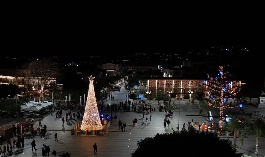 Τις πύλες του ανοίγει και πάλι το Χριστουγεννιάτικο Χωριό στην Πλατεία ...